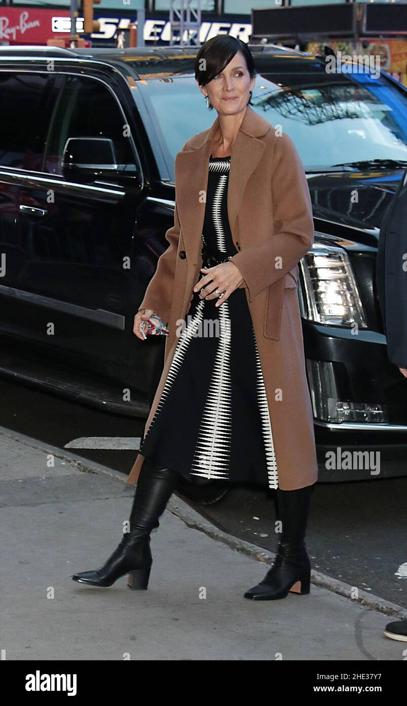 New York - NY - 20211214 Maggie Gyllenhaal and Carrie Anne Moss arrive ...