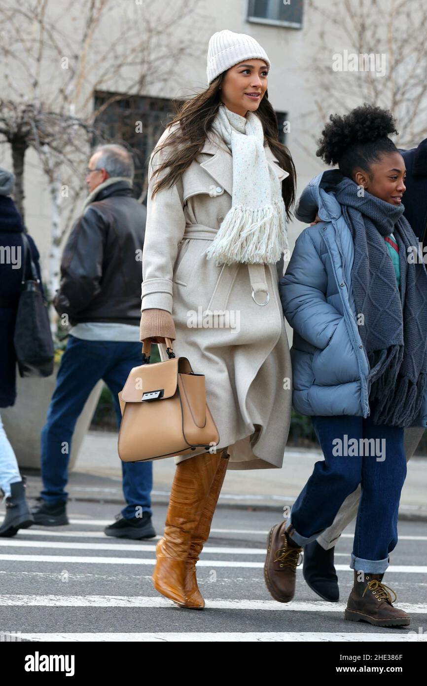 New York - NY - 20211213 Zoey Deutch Ray Nicholson Shay Mitchell and ...
