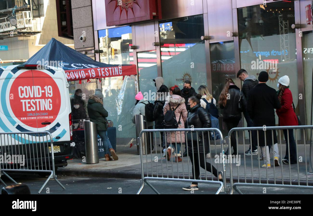 New York - NY - 20211220 People line up for the Covid-19 Pop-Up Test ...