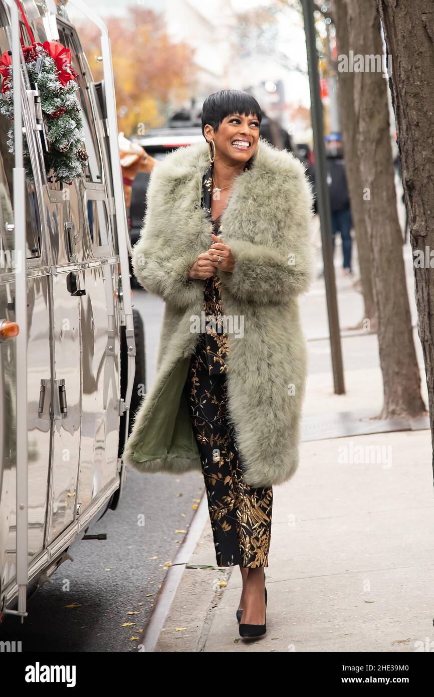 New York - NY - 20211208 - Tamron Hall Tapes a Holiday Segment at ABC ...