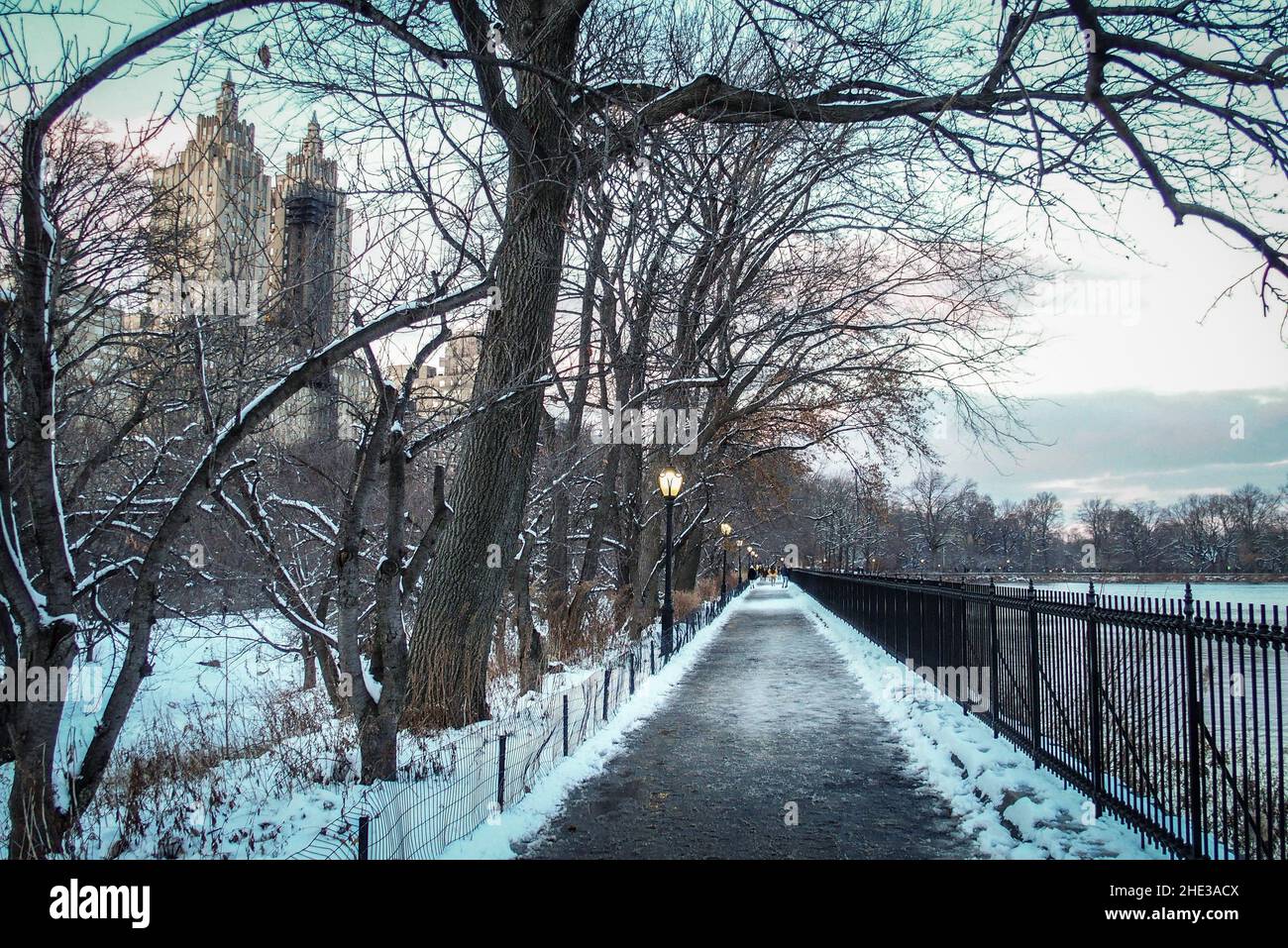New York, New York, USA. 7th Jan, 2022. Gramercy Park.First snow of ...