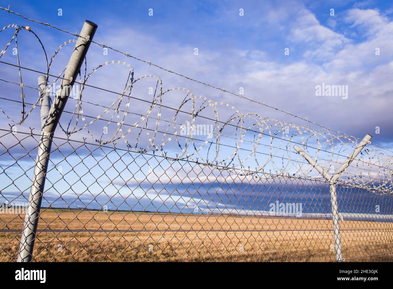 Razor border fence hi-res stock photography and images - Alamy
