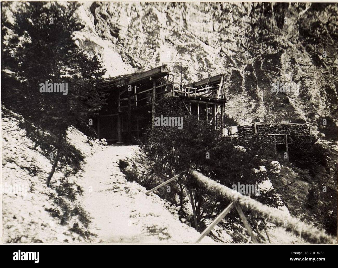 Rombonseilbahn mit Wasserleitung für Rombon.Gesammtansicht Stock Photo ...