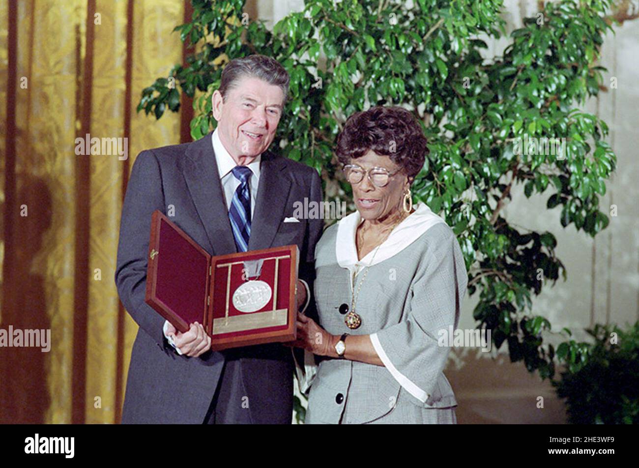 Ronald Reagan and Ella Fitzgerald C41368-14 Stock Photo - Alamy