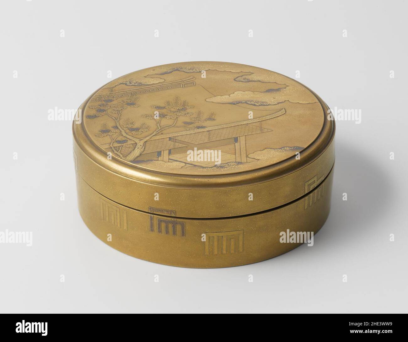 Ronde doos met daarin acht kleine ronde doosjes Stock Photo - Alamy