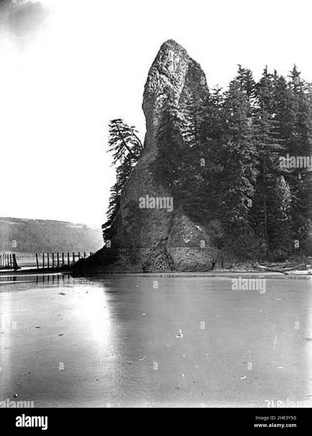 Rooster rock columbia river Black and White Stock Photos & Images - Alamy