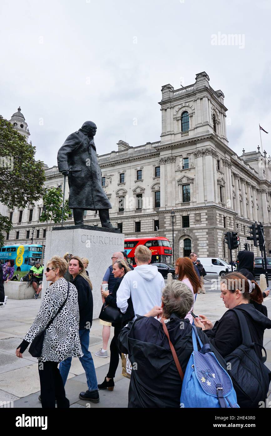 Statue of Winston Churchill in Parliament Square, London, England Stock ...