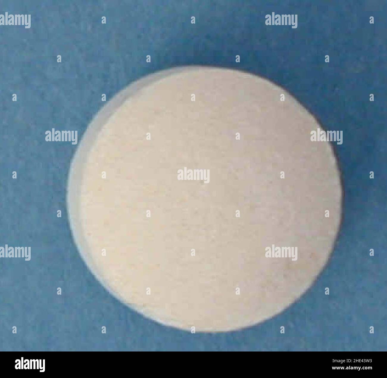 Round off white unmarked tablet mdma h Stock Photo - Alamy