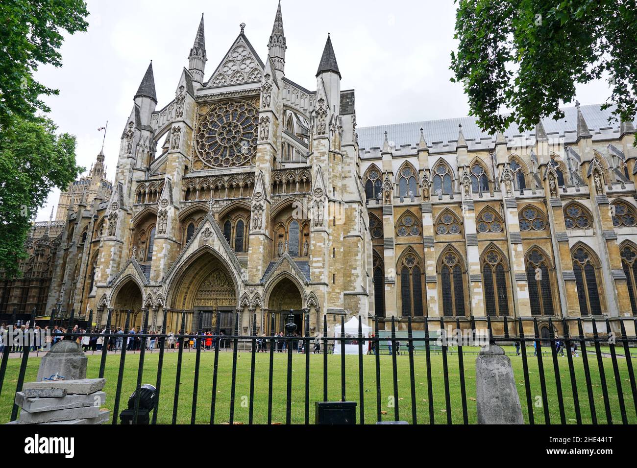 Westminster Abbey from outside and crowd waiting to enter in London ...