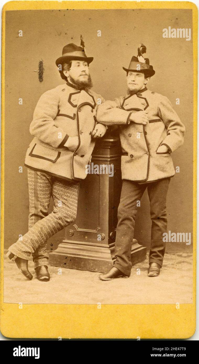 Roza Krach - Portret 2 moža v lovski opravi Stock Photo - Alamy