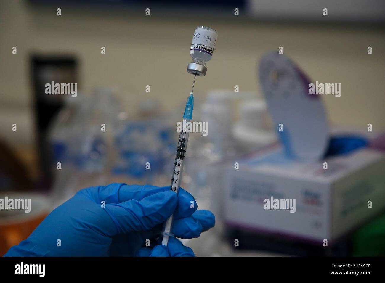 London, UK. 8th Jan, 2022. A vaccinator prepares to administer Pfizer ...