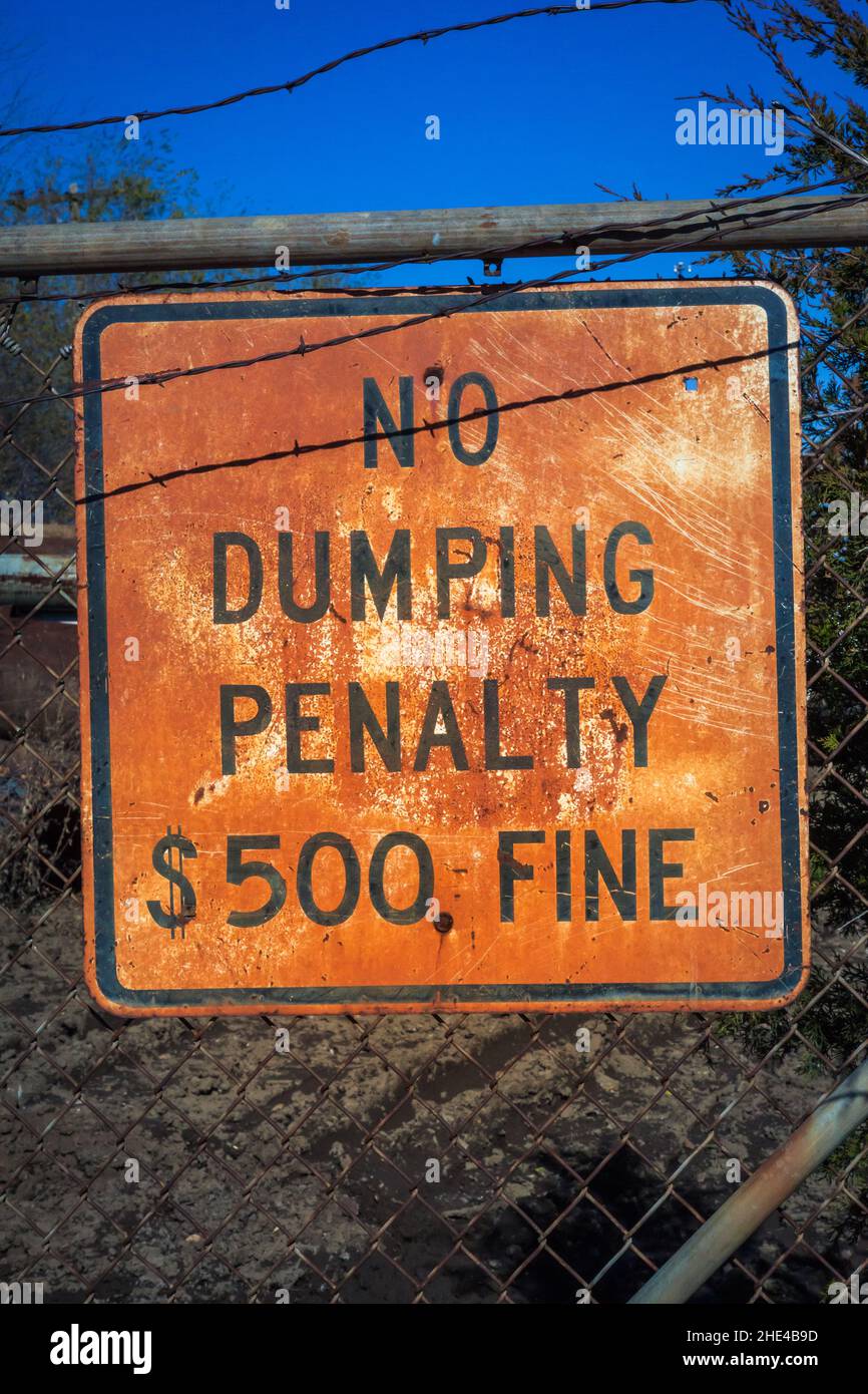 Rusty old sign "No Dumping Penalty Fine Stock Photo - Alamy