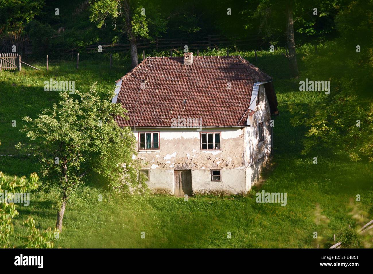 Damaged house exterior hi-res stock photography and images - Alamy