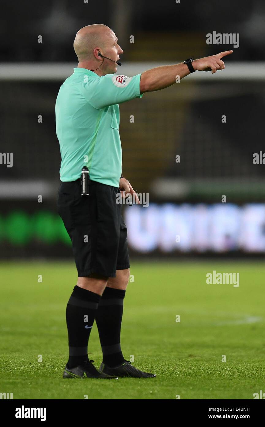 referee Simon Hooper during the game Stock Photo - Alamy