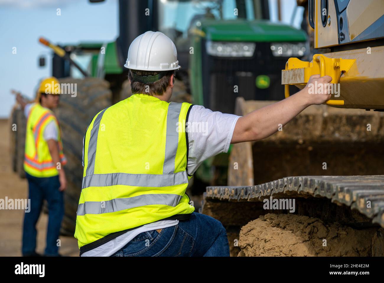 Construction workers earth moving equipment hi-res stock photography ...