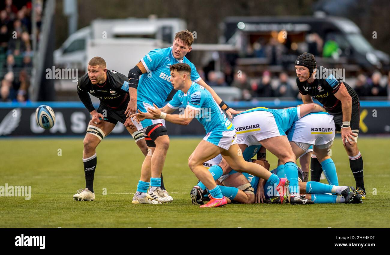 London, UK. 08th Jan, 2022. Charlie Chapman of Gloucester Rugby passes ...