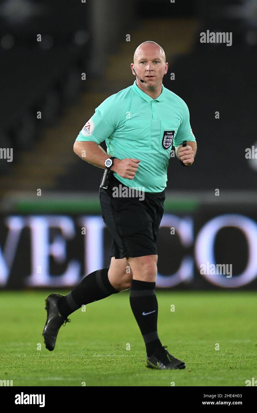 referee Simon Hooper during the game Stock Photo - Alamy