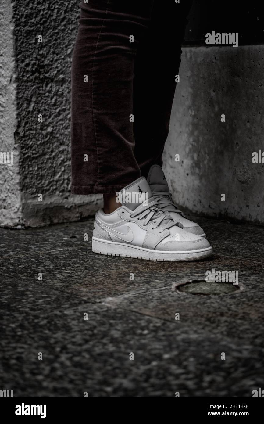 Low angle shot white hi-res stock photography and images - Alamy