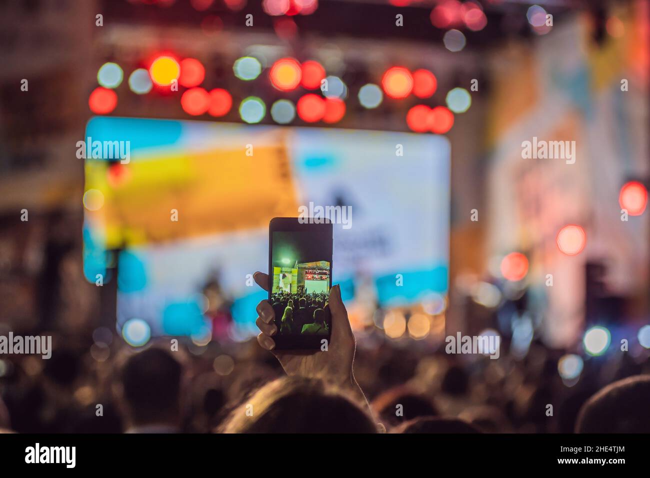 Hand holding phones crowd hi-res stock photography and images - Alamy