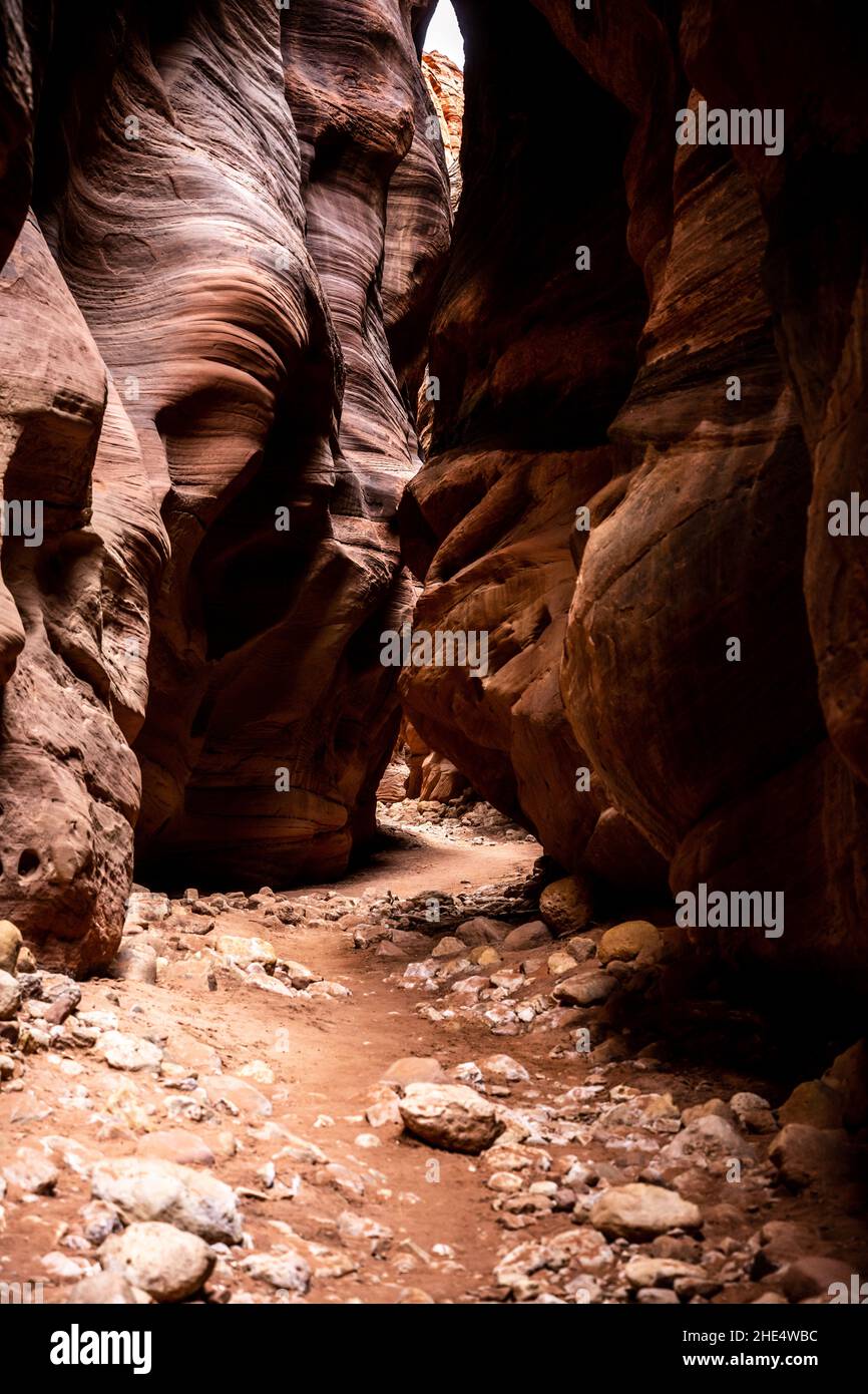 Short Overhangs Cause A Tunnel Effect In Buckskin Gulch Stock Photo - Alamy
