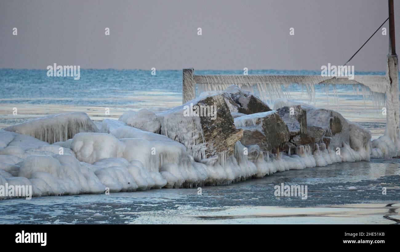 Ice covered great lakes hi-res stock photography and images - Alamy