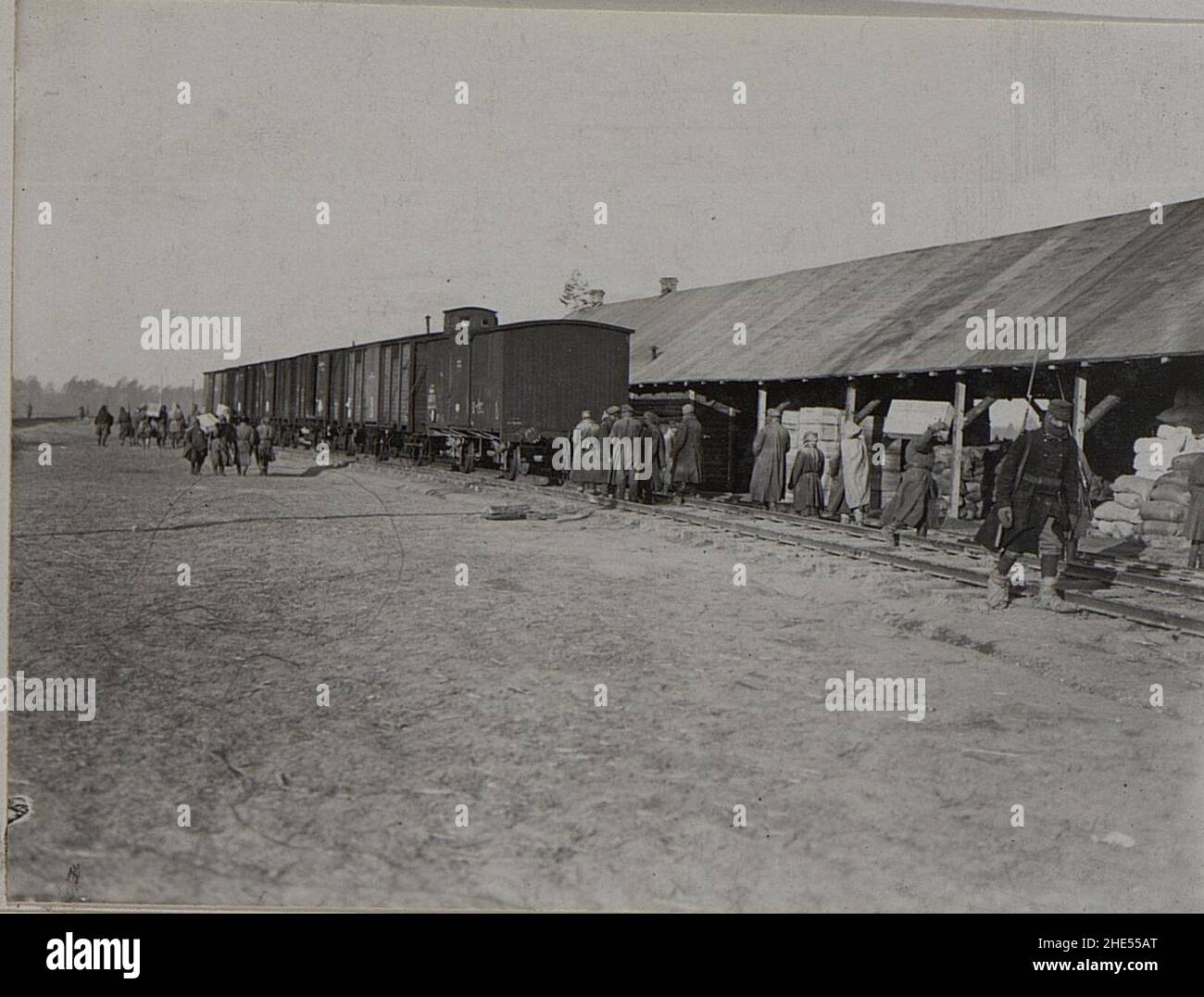 Russische Gefangene beim Ausladen von Proviant in Rogozno Stock Photo ...
