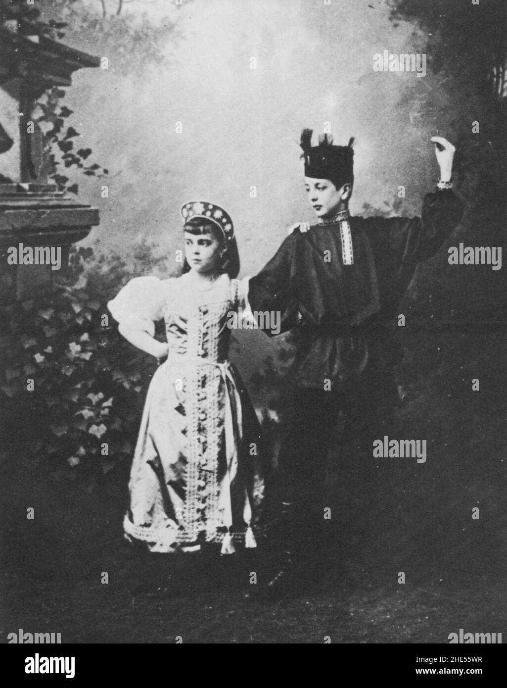 Russischer Photograph - Kinder aus einer Aristokratenfamilie, zu festlichem Anlass als »Bauern ...