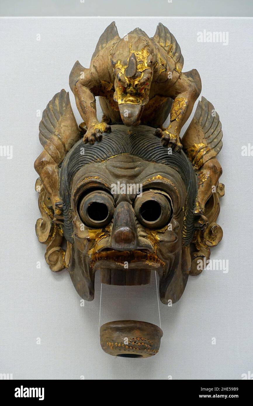Ryo'o bugaku mask, formerly passed down at Niutsuhime Jinja, Wakayama ...