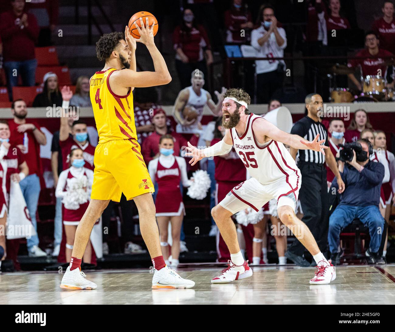 Norman, Oklahoma, USA. 8th Jan, 2022. Oklahoma Sooners forward Tanner ...