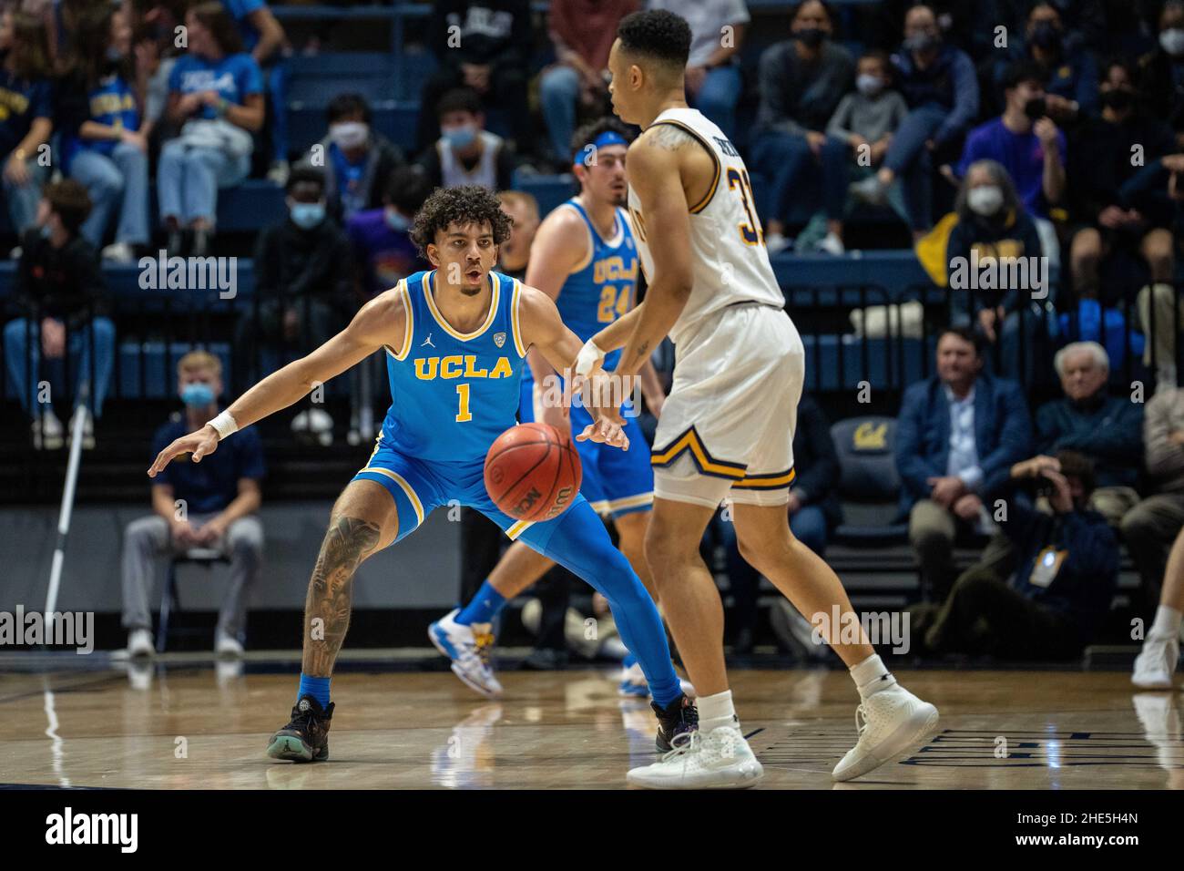 Berkeley, USA. 08th Jan, 2022. UCLA guard Jules Bernard (1) defends ...