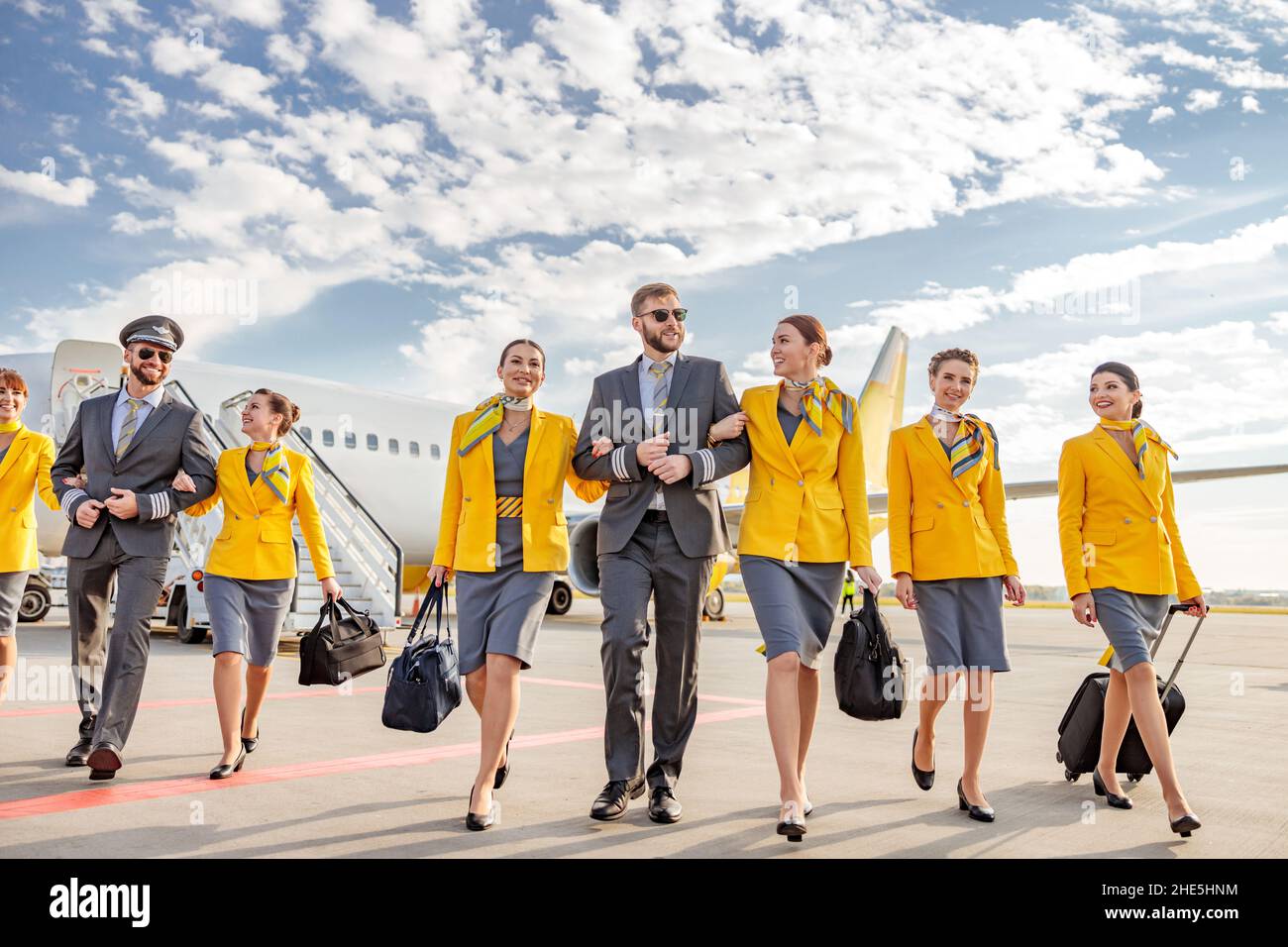 Airline pilot walking to aircraft hi-res stock photography and images ...