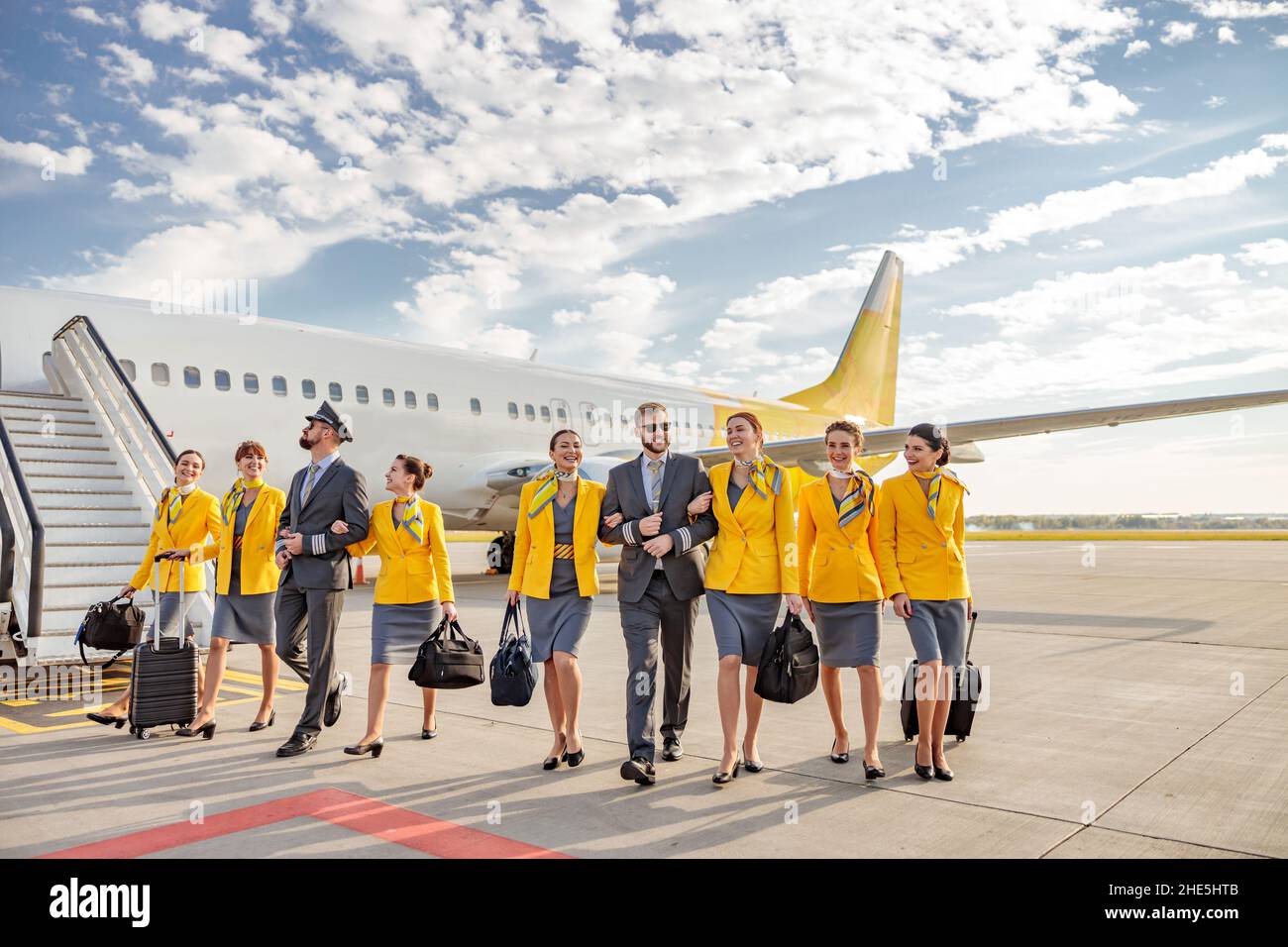 Airline pilot walking to aircraft hi-res stock photography and images ...