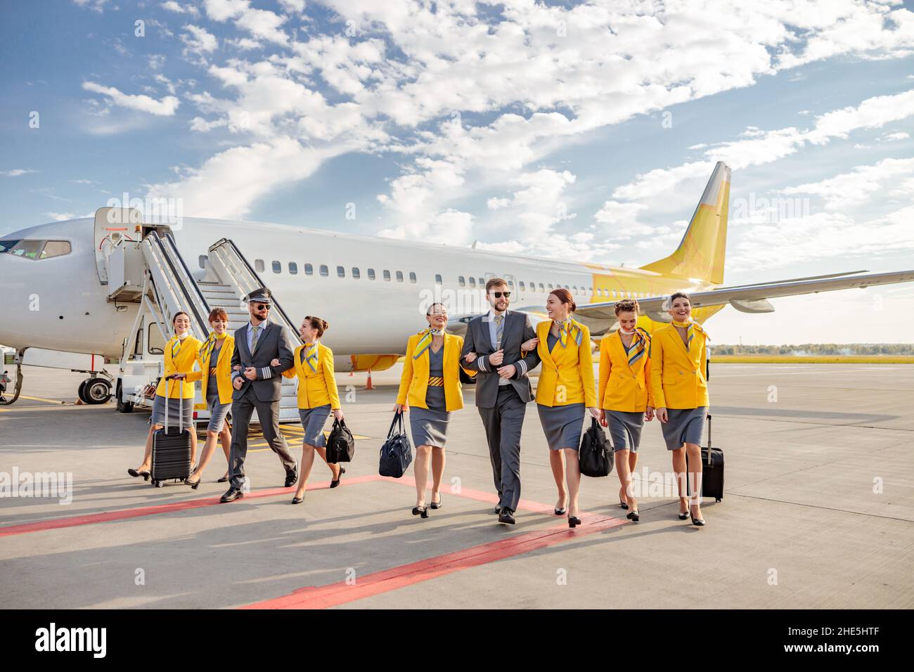 Airline pilot walking to aircraft hi-res stock photography and images ...