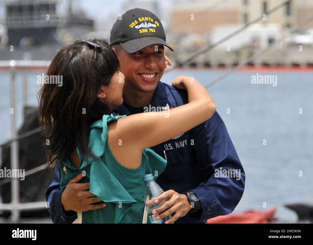 Sailor hugs girlfriend before deployment. (9400960365 Stock Photo - Alamy