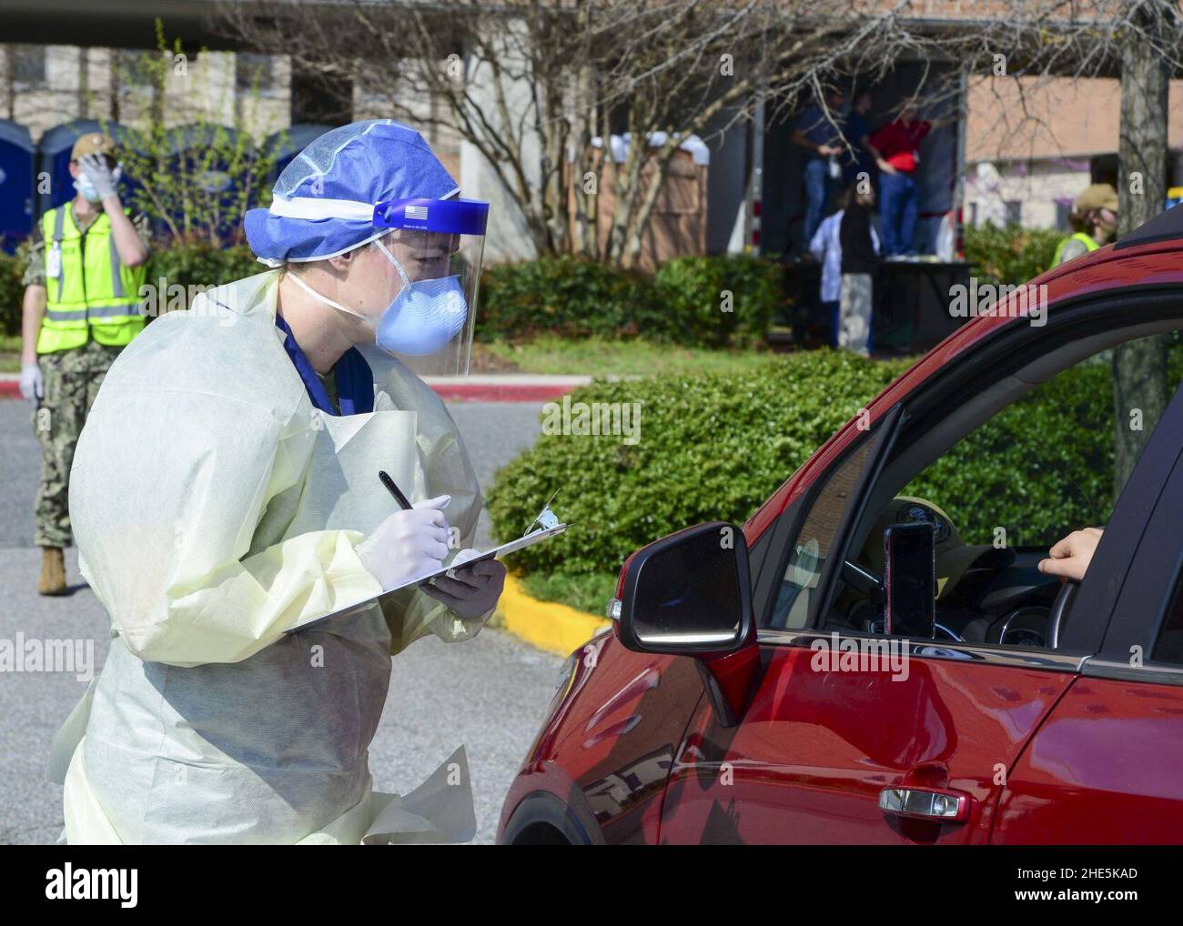 Sailor screens a patient in their car at Naval Medical Center ...