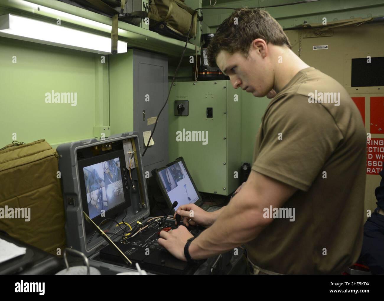 Sailor Trains With EOD Robot 17080 Stock Photo - Alamy