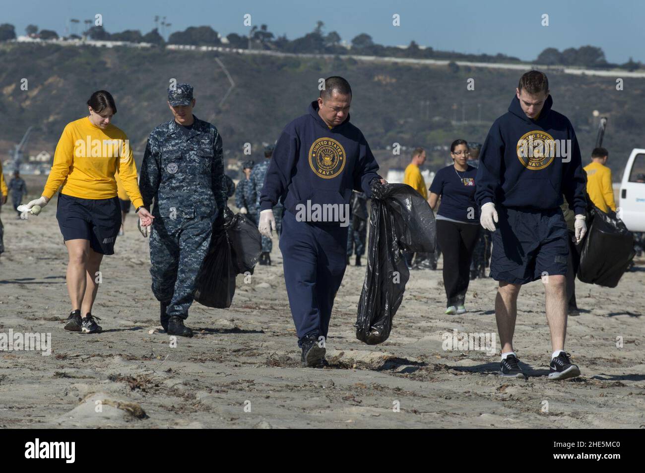 Sailors clean up a beach in San Diego. (8510385522 Stock Photo - Alamy