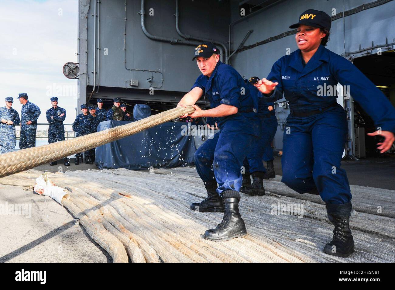 Sailors handle mooring lines aboard USS Carl Vinson. (8446974317 Stock ...