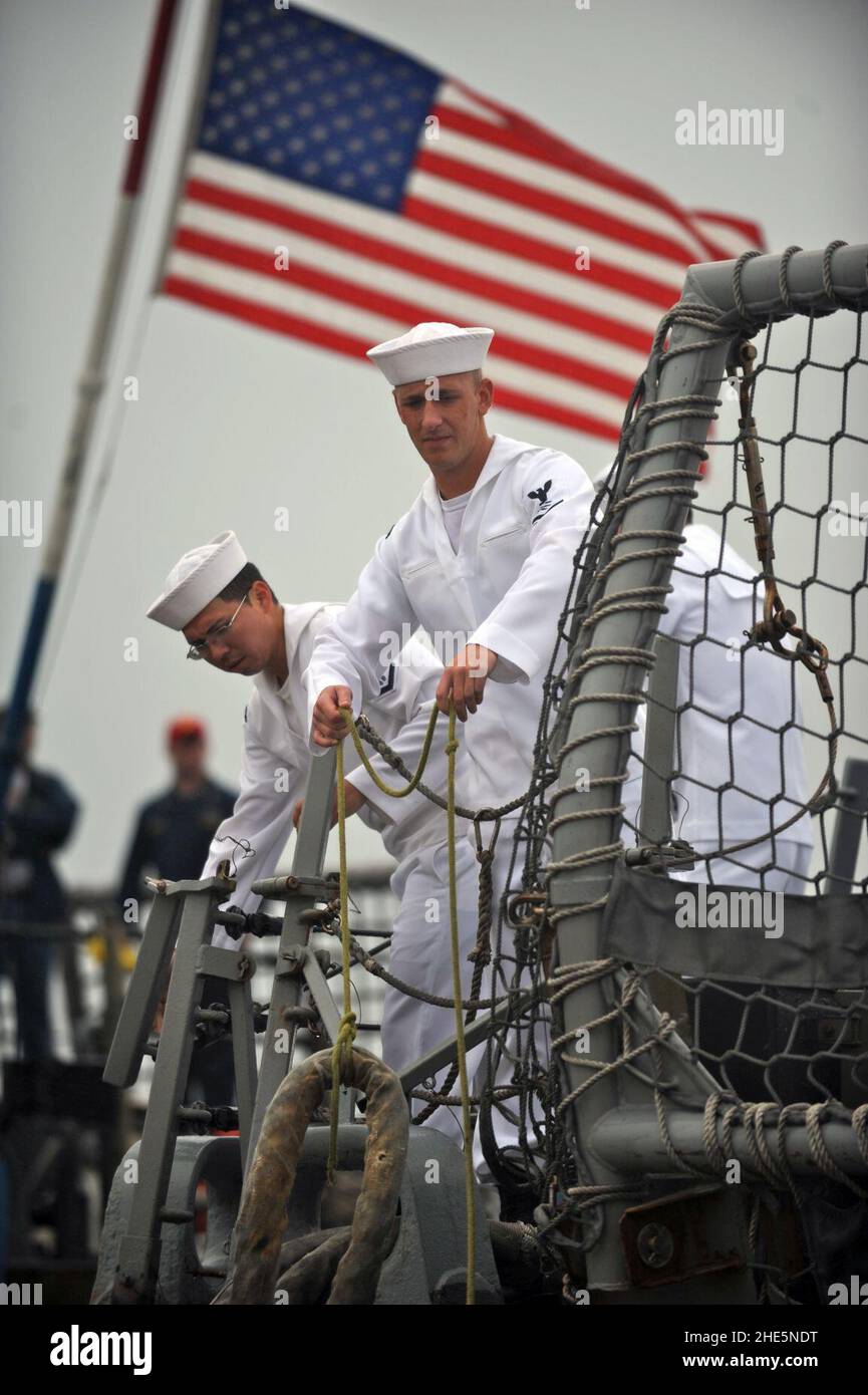 Sailors handle mooring lines aboard USS Klakring. (8244611568 Stock ...