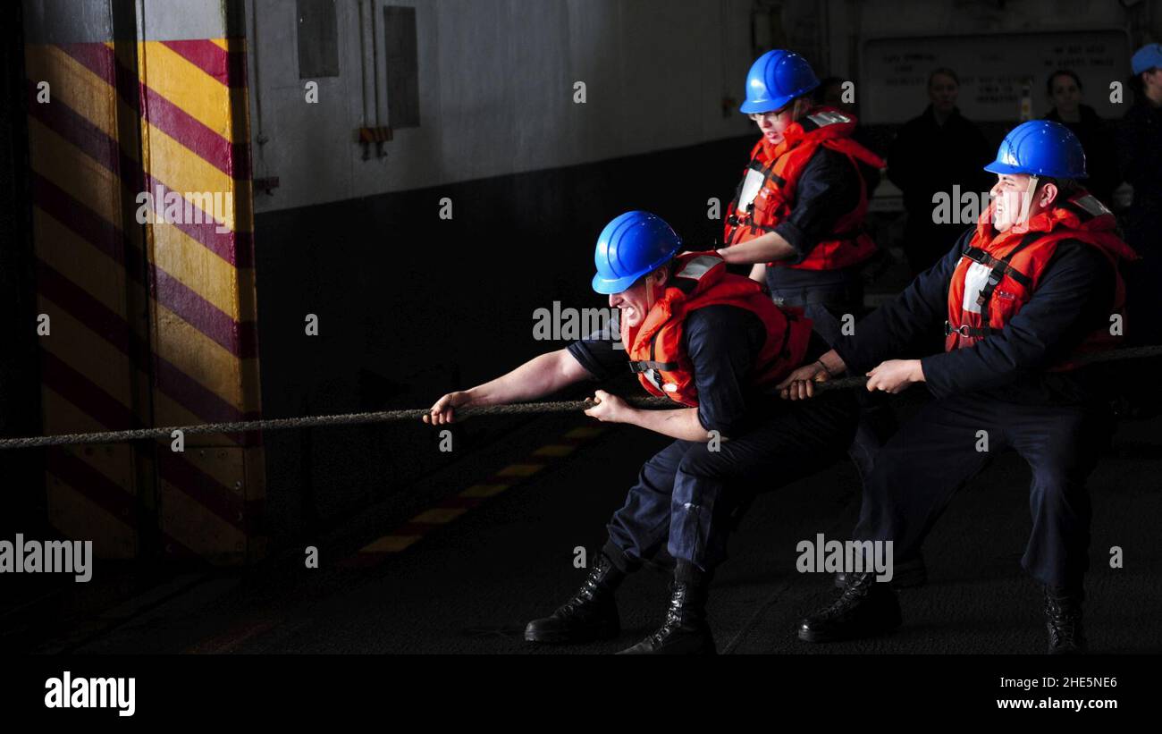 Heave line hi-res stock photography and images - Alamy