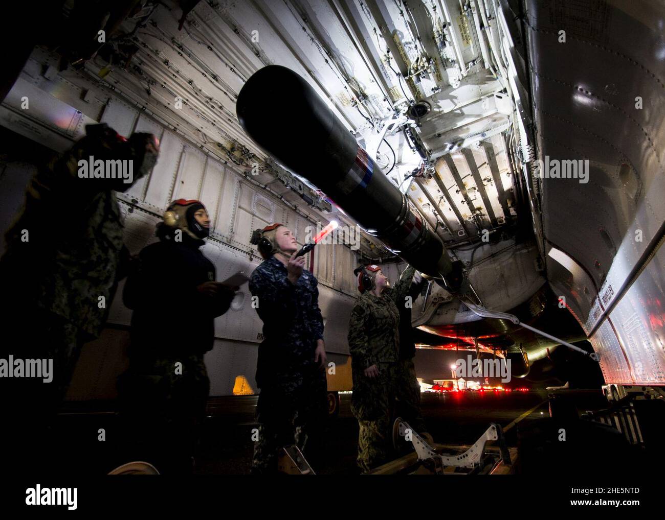 Sailors load a Mark 54 Lightweight Torpedo onto a P-3C Orion patrol ...