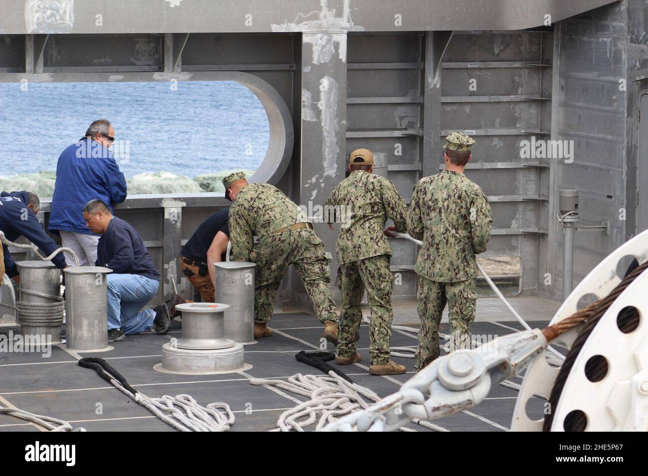 Sailors of USNS Carson City (T-EPF-7) heaving mooring line during ...