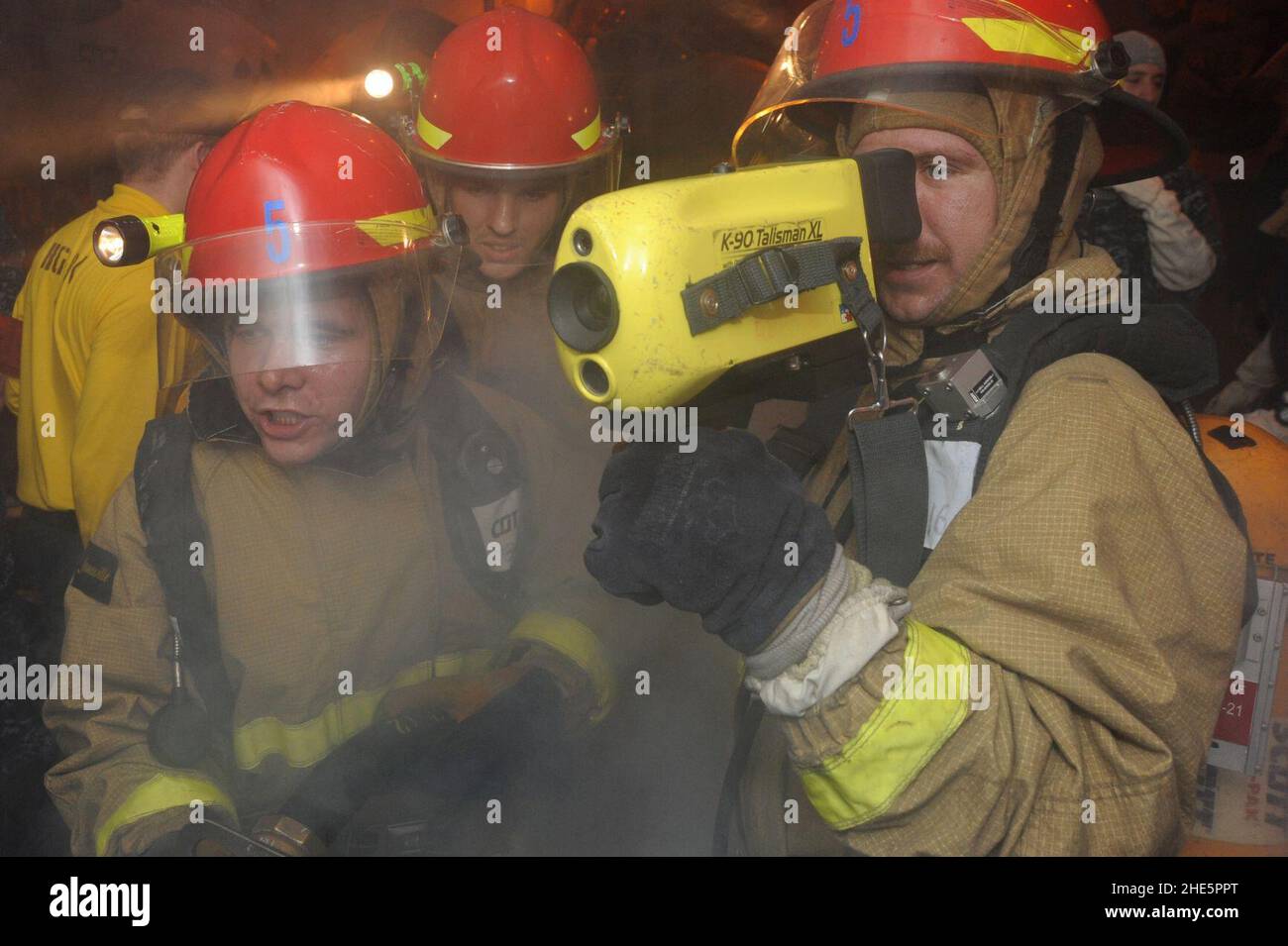 Sailors practice firefighting techniques. (8661309772 Stock Photo - Alamy