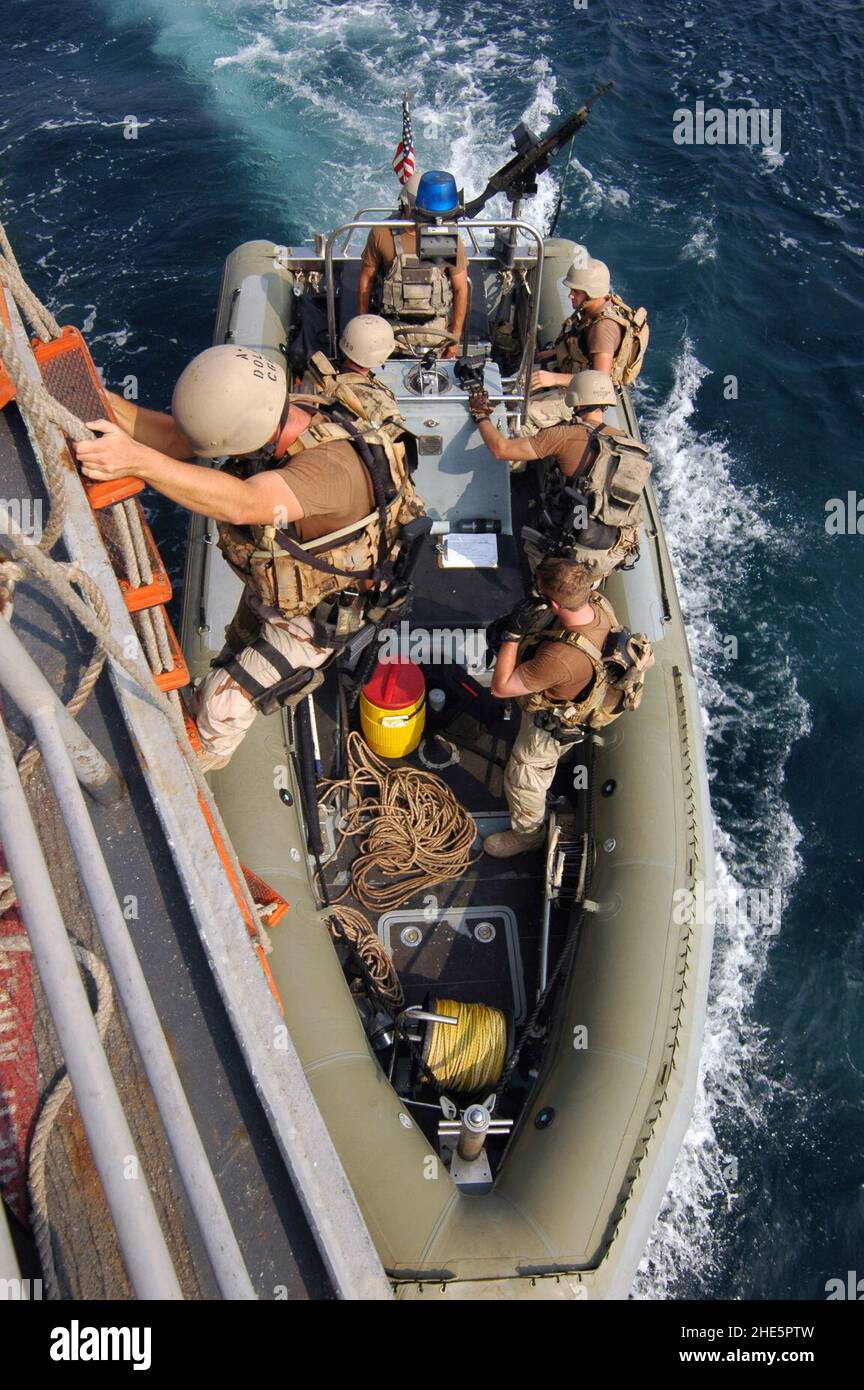 Sailors prepare to conduct boarding operations hi-res stock photography ...