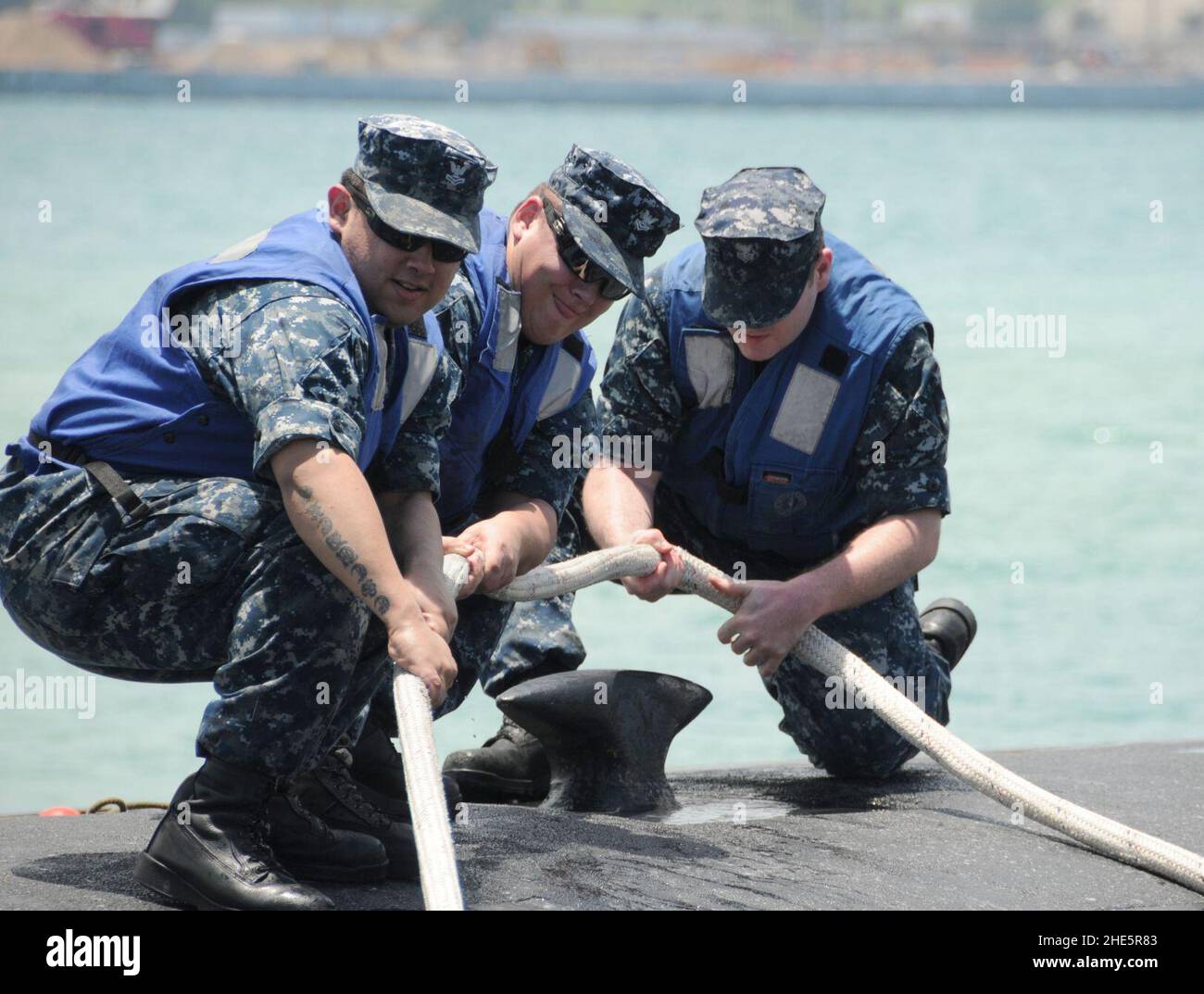 Sailors secure mooring lines. (8661304496 Stock Photo - Alamy