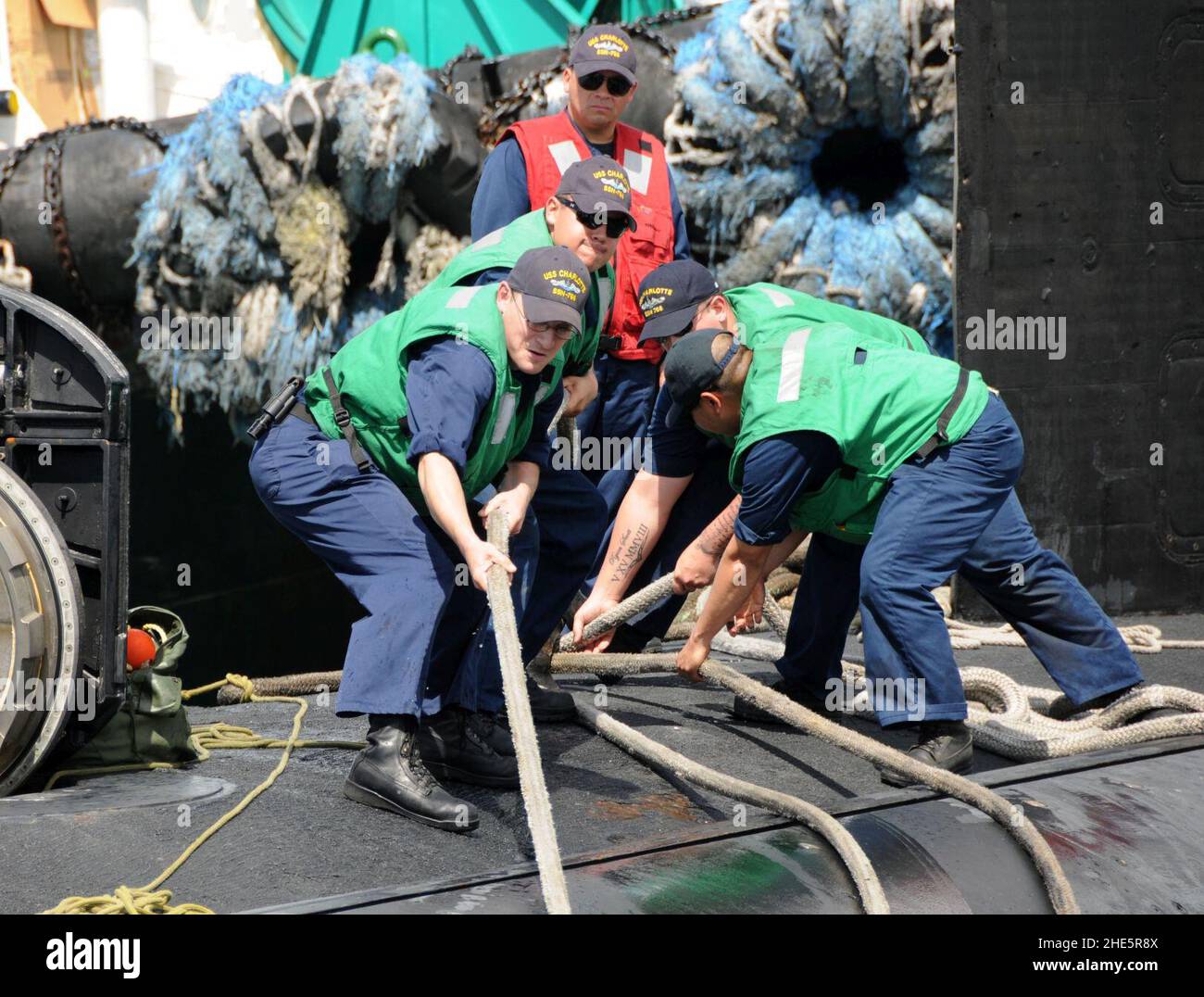 Sailors secure mooring lines. (8660203147 Stock Photo - Alamy