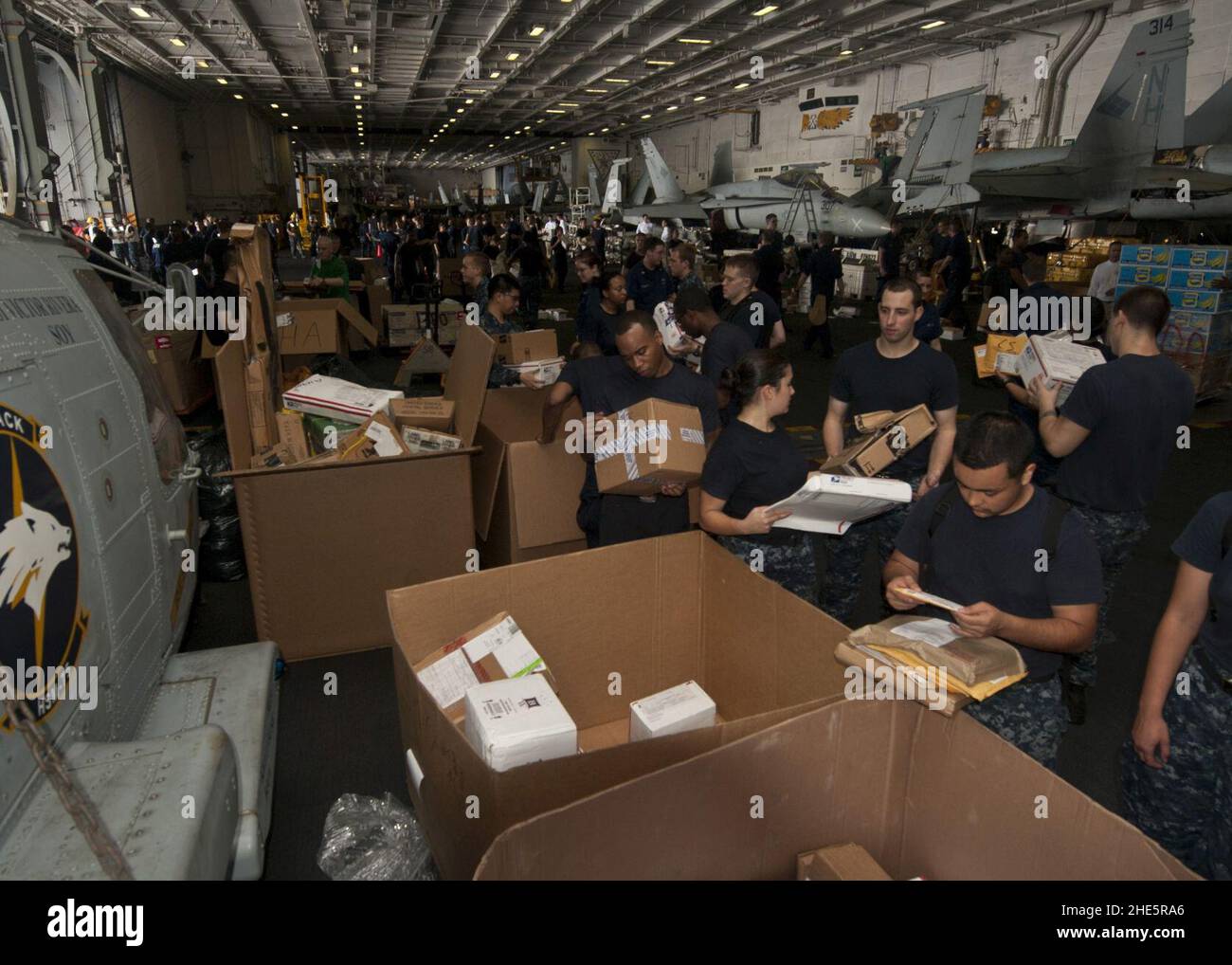 Sailors sort mail aboard USS Nimitz. (9194226722 Stock Photo - Alamy