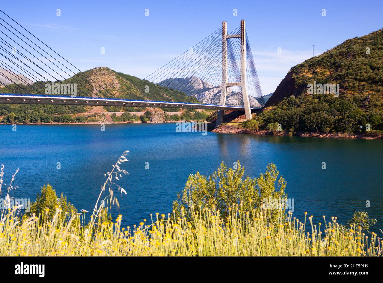 Puente y cables hi-res stock photography and images - Alamy