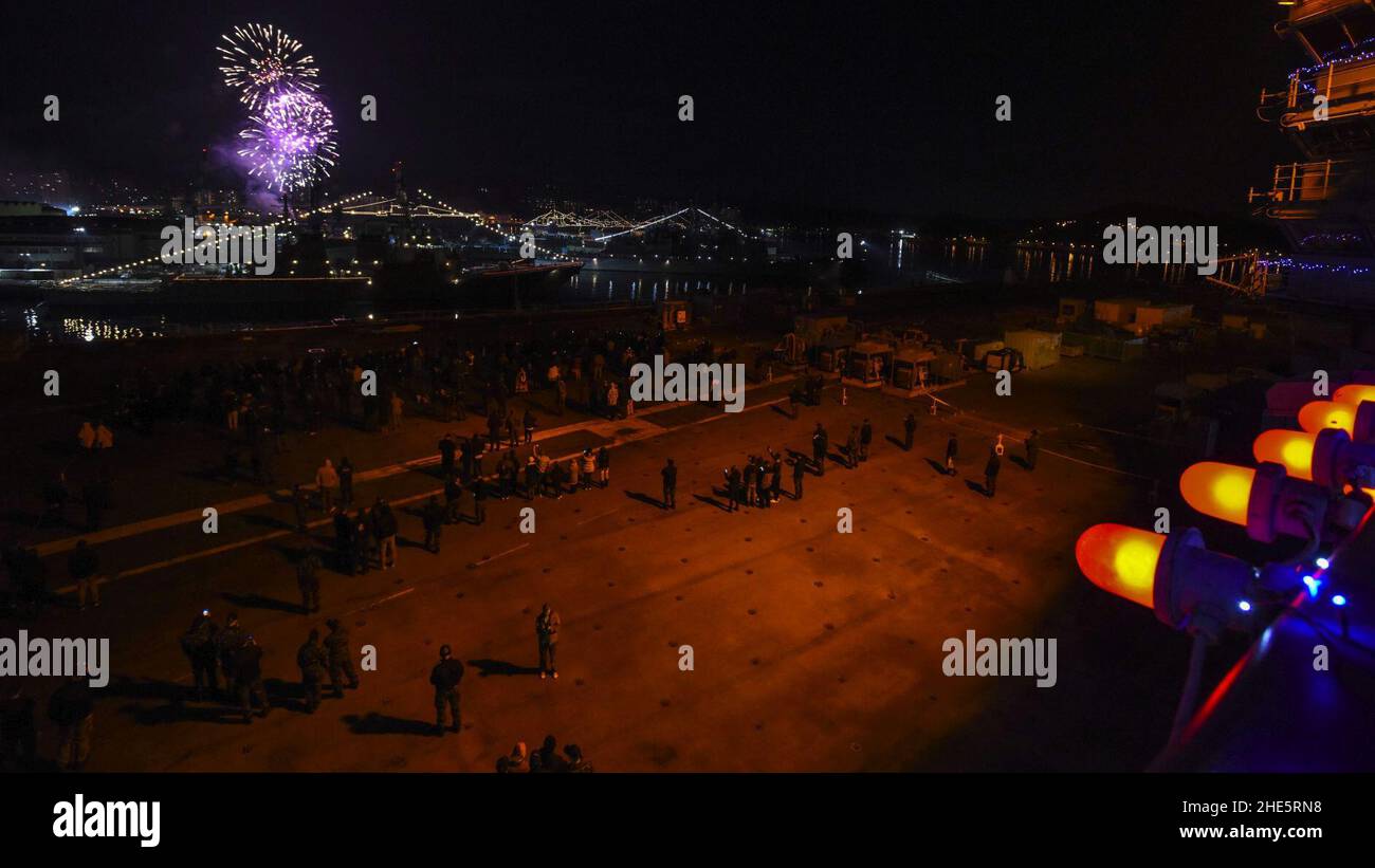 Japan new years eve fireworks hi-res stock photography and images - Alamy