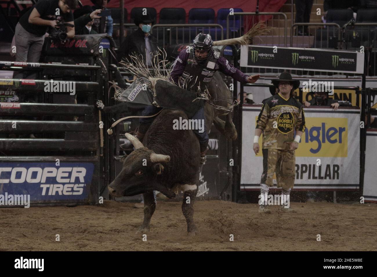 Professional bull riders 2022 hi-res stock photography and images - Alamy